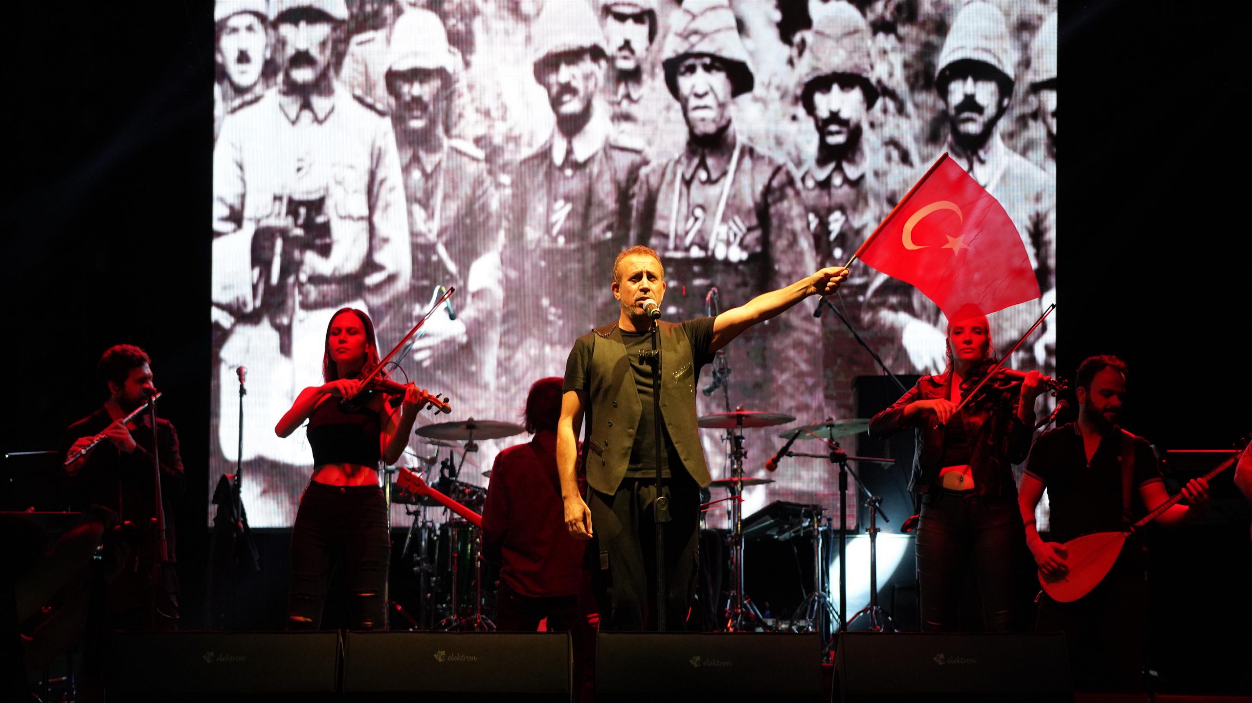 BALIKESİR’DE HALUK LEVENT RÜZGARI ESTİ | Bandirma.com.tr